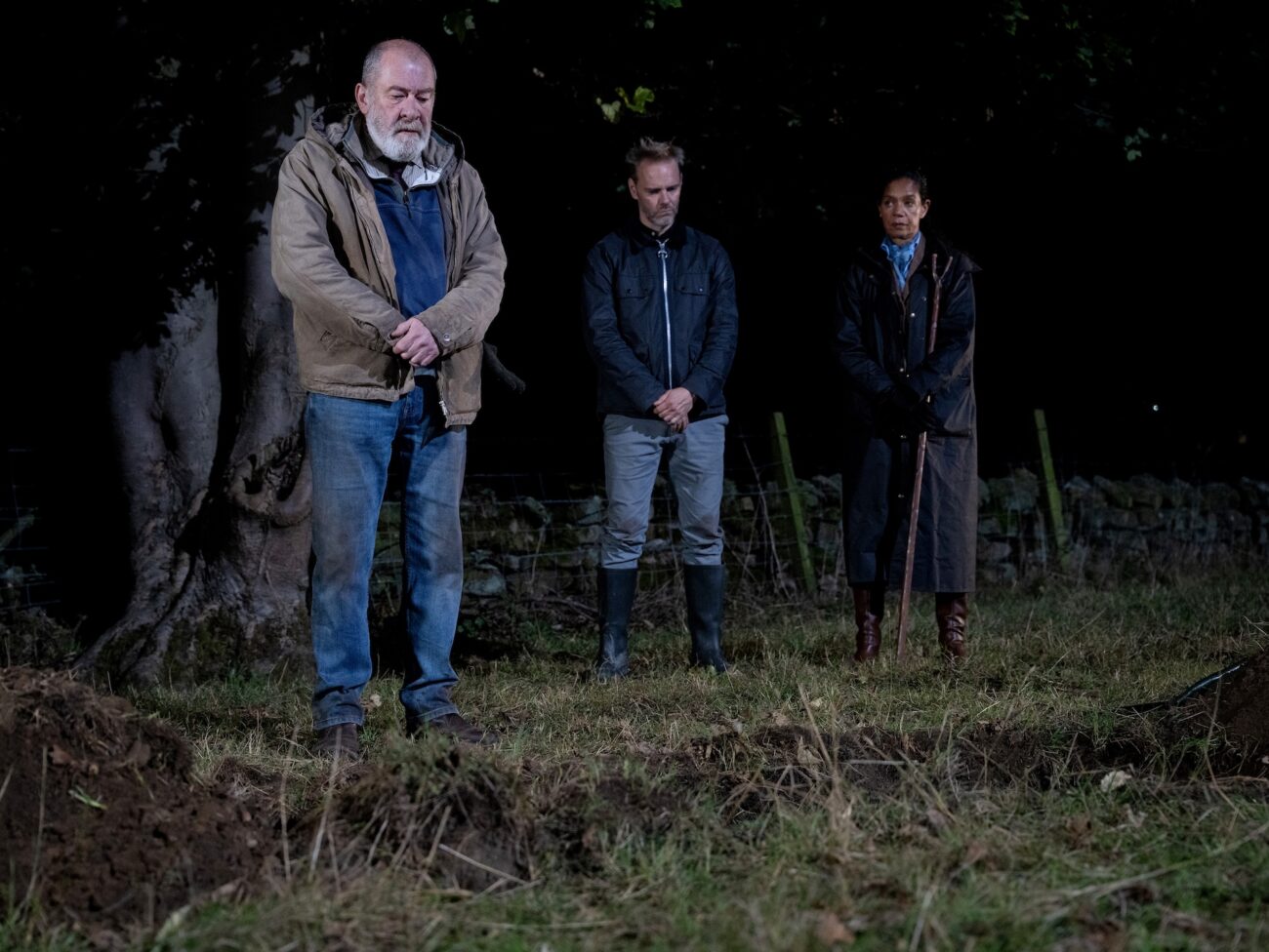 Upcoming 13 Emmerdale spoilers: Bear's forced to dig Anya's grave, Robron team up to get Kev ...