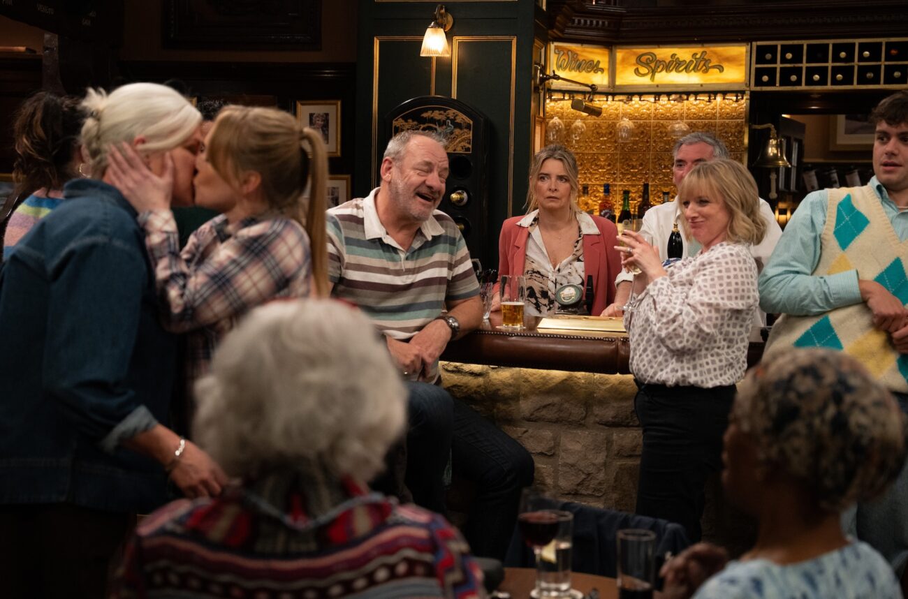 Charity forced to sell the Woolpack as Dr Todd's blackmail spirals in ...
